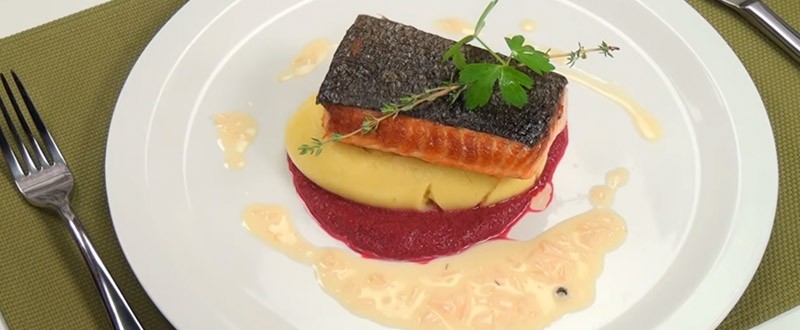 Filé z lososa, bramborová kaše ochucená wasabi,pyré z červené řepy ...